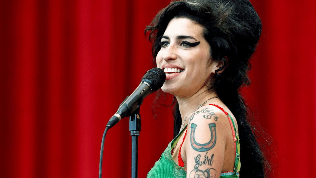 21 Iconic Raspy Voice Singers You Should Know - MicroCosmologist