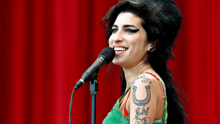 21 Iconic Raspy Voice Singers You Should Know - MicroCosmologist