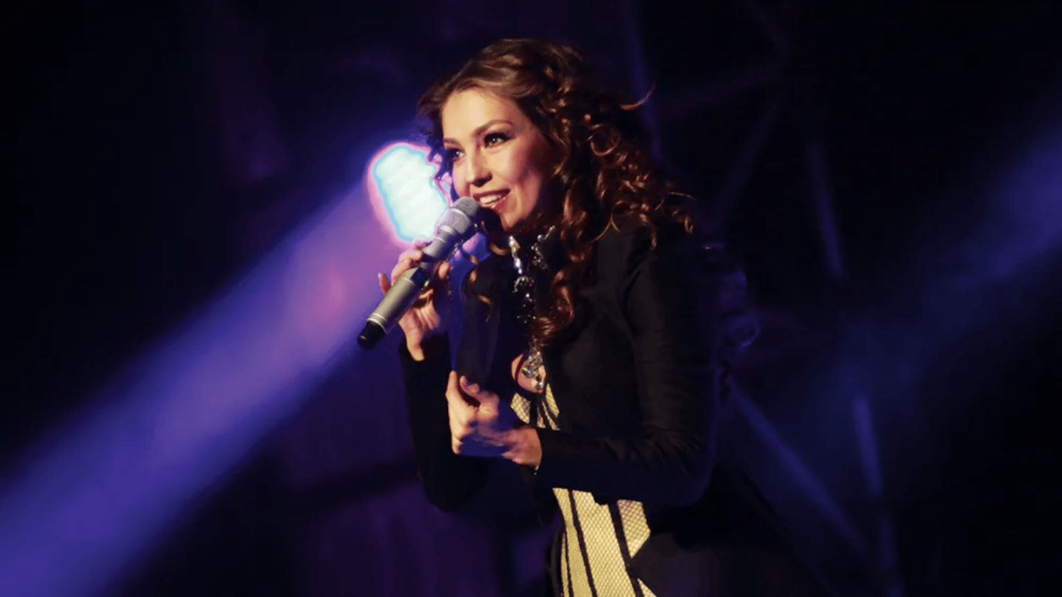 17 Latin Female Singers: The 90s Era that Still Echoes - MicroCosmologist